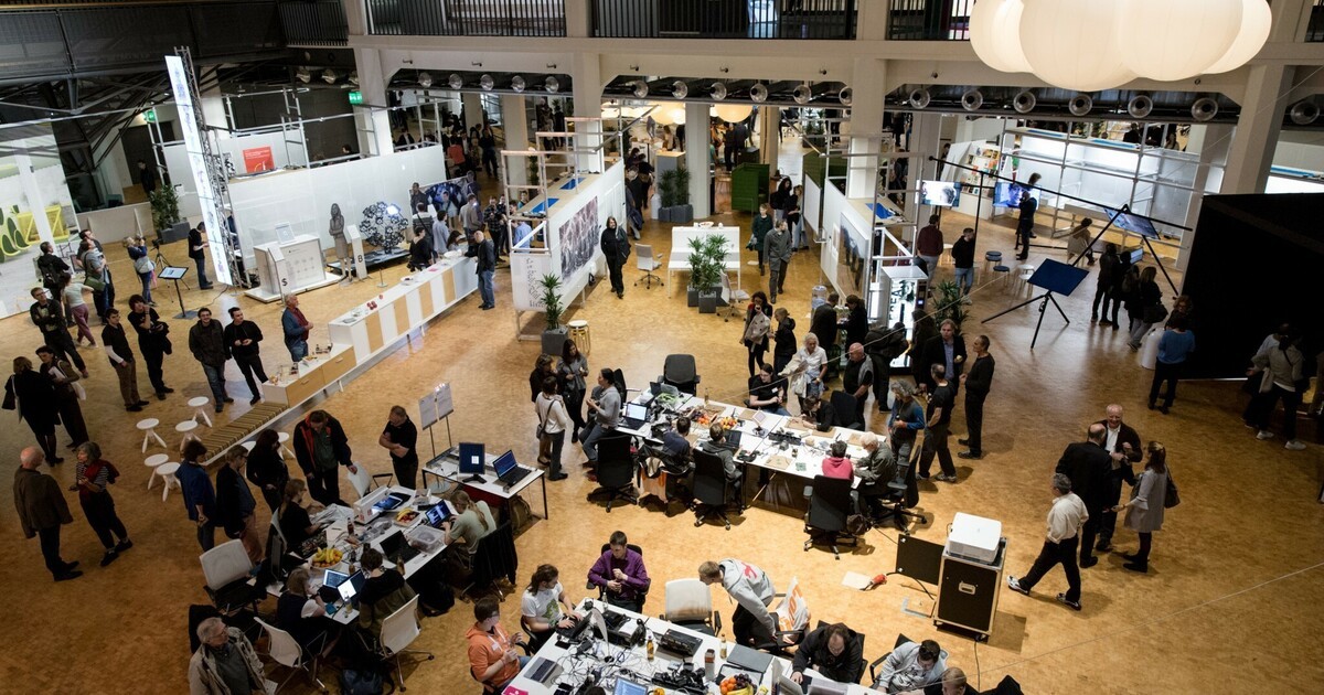 Eröffnung: Mehr als 3.600 Besucher bei ,,Open Codes“ | Baden TV