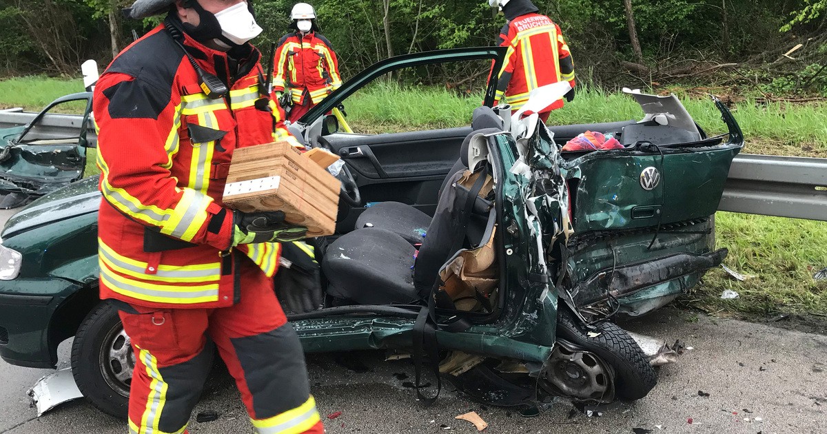 A5 bei Bruchsal: Frau kann nach schwerem Verkehrsunfall aus Fahrzeugwrack befreit werden ...