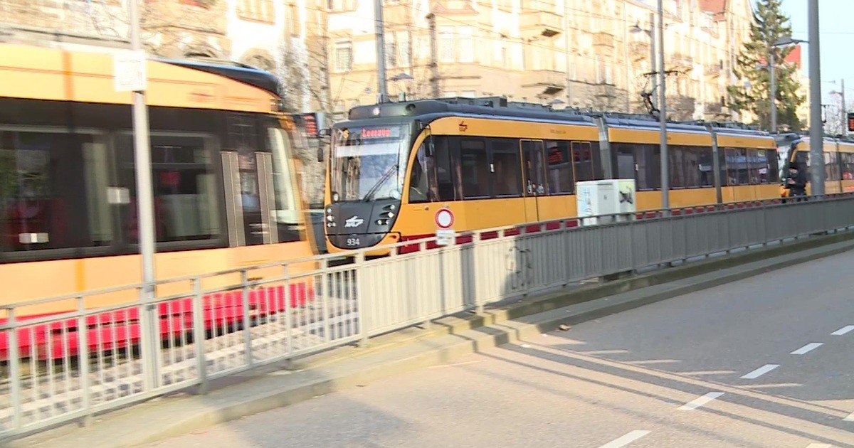 Auto kollidiert mit Straßenbahn in Durlach | Baden TV